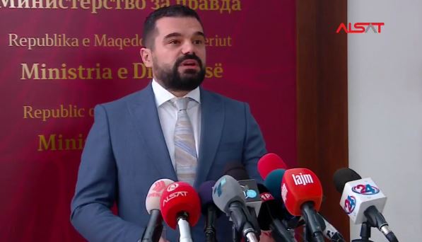 Lloga paralajmëroj album me fotografi dhe pasqyrë për deputetët ...